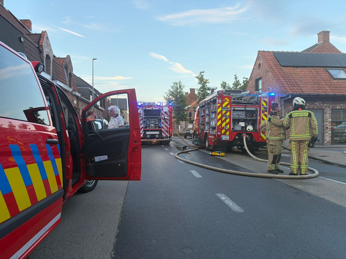 Uitslaande brand in loods in Sint-Jan: brandweer haalt gasflessen net ...