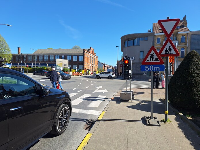Langverwachte nieuwe verkeerslichten op kruispunt Hoogstraat met Parklaan vrijdag in werking ...