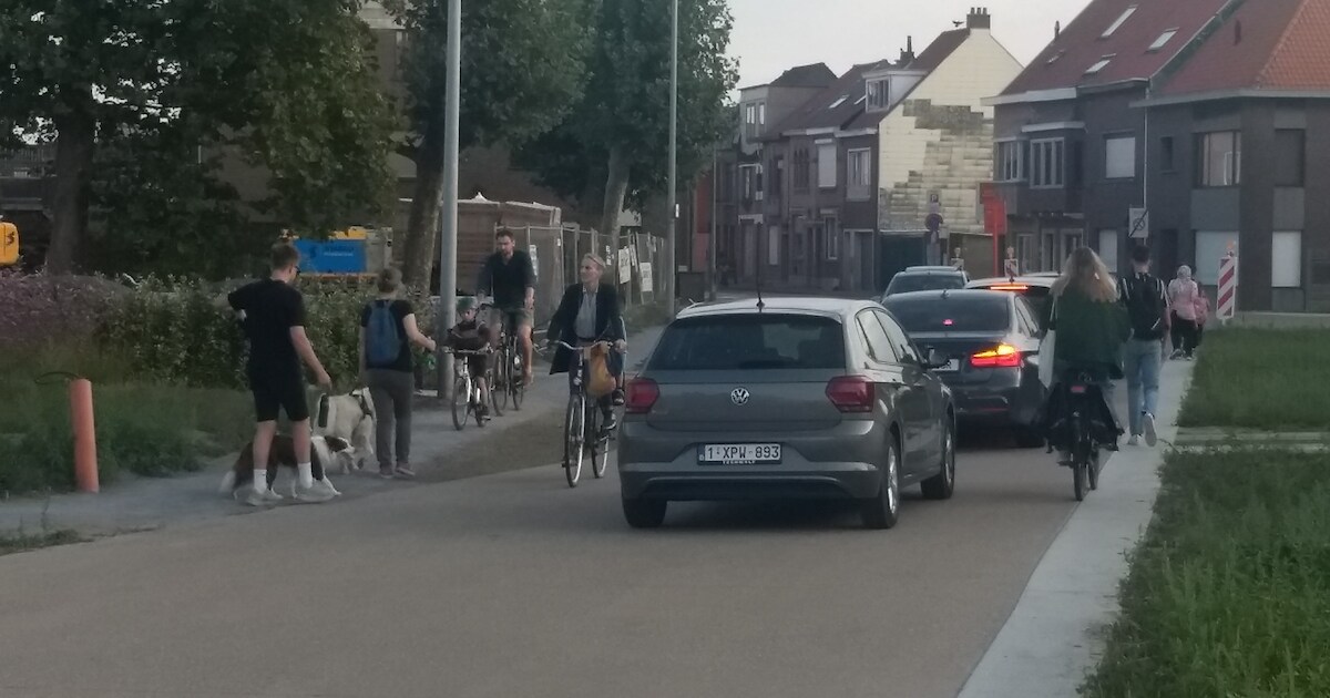 Oppositie klaagt verkeersonveiligheid aan op nieuw ingericht kruispunt: “Geen veilige ...