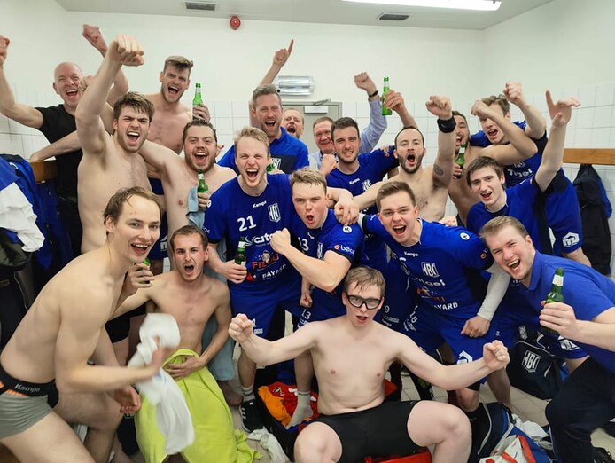 Robin Samyn en Izegem komen na zege in Sasja alleen op kop in de play ...