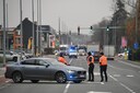 Peperdure paal met slimme camera’s die in midden van de weg staat ...