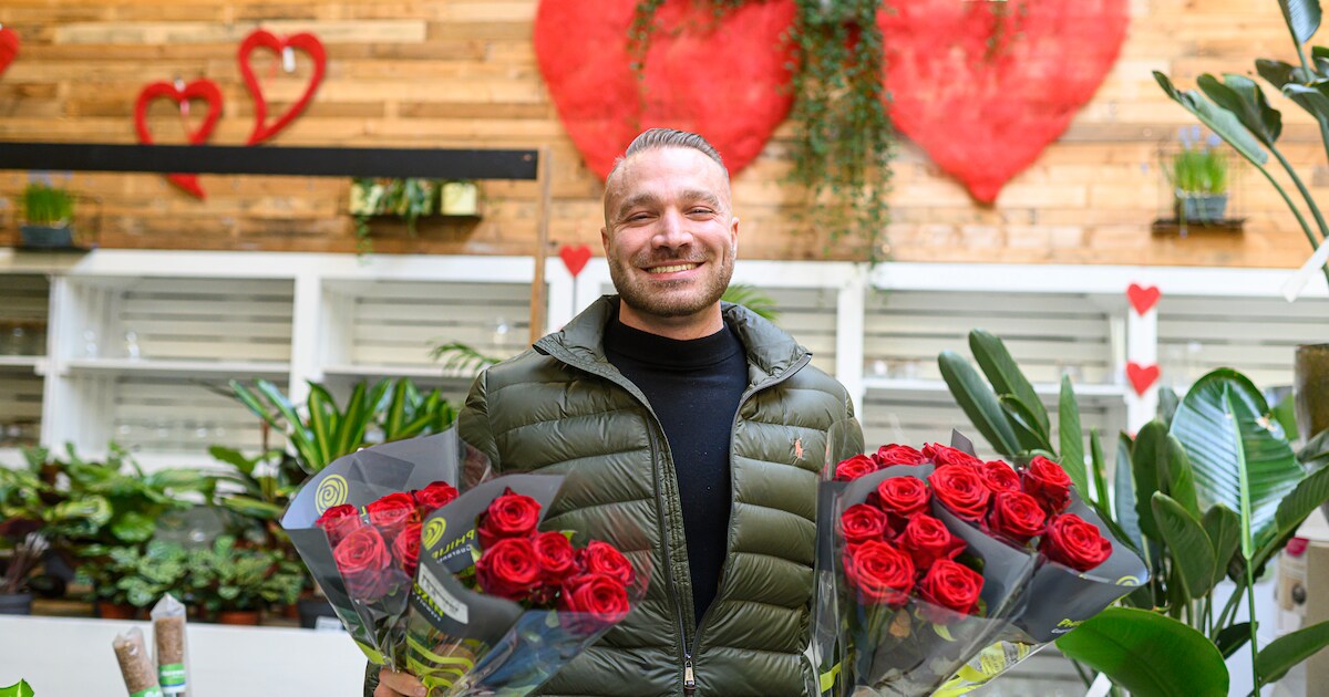 Timothy (33) deelt honderden rozen uit aan eenzamen op valentijn ...