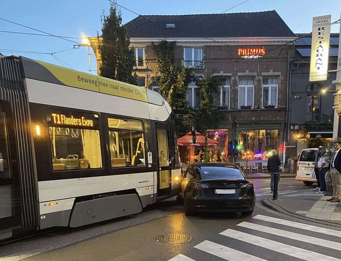 Bestuurder van Tesla botst tegen tram in centrum van Gent: wagen moet ...