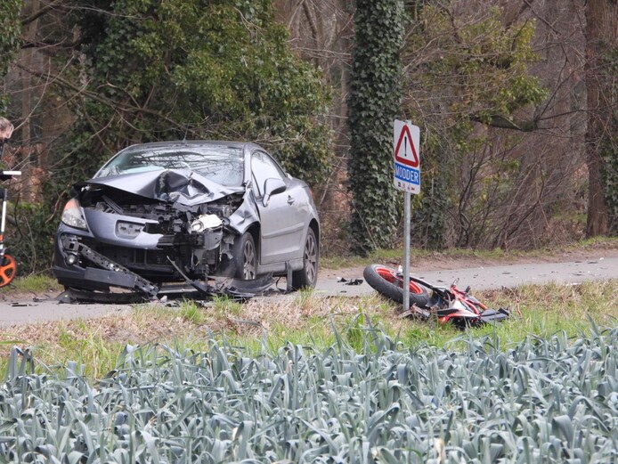 Bromfietser (17) in levensgevaar na aanrijding met wagen in Varsenare ...