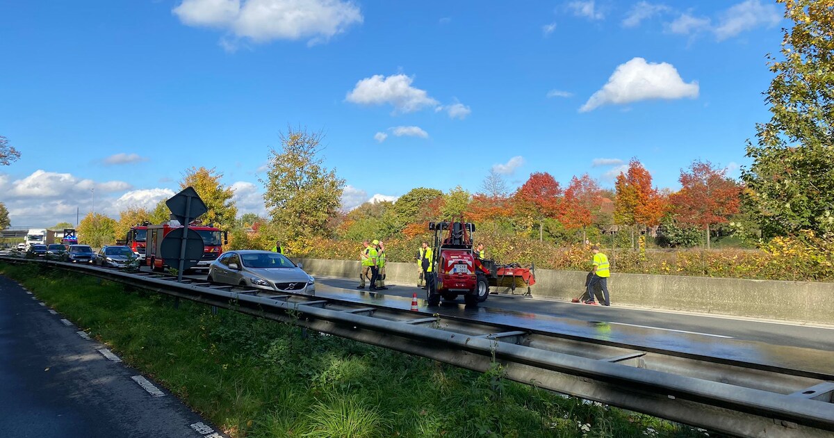 Brandweer ruimt glas op R4 | Gent | HLN.be