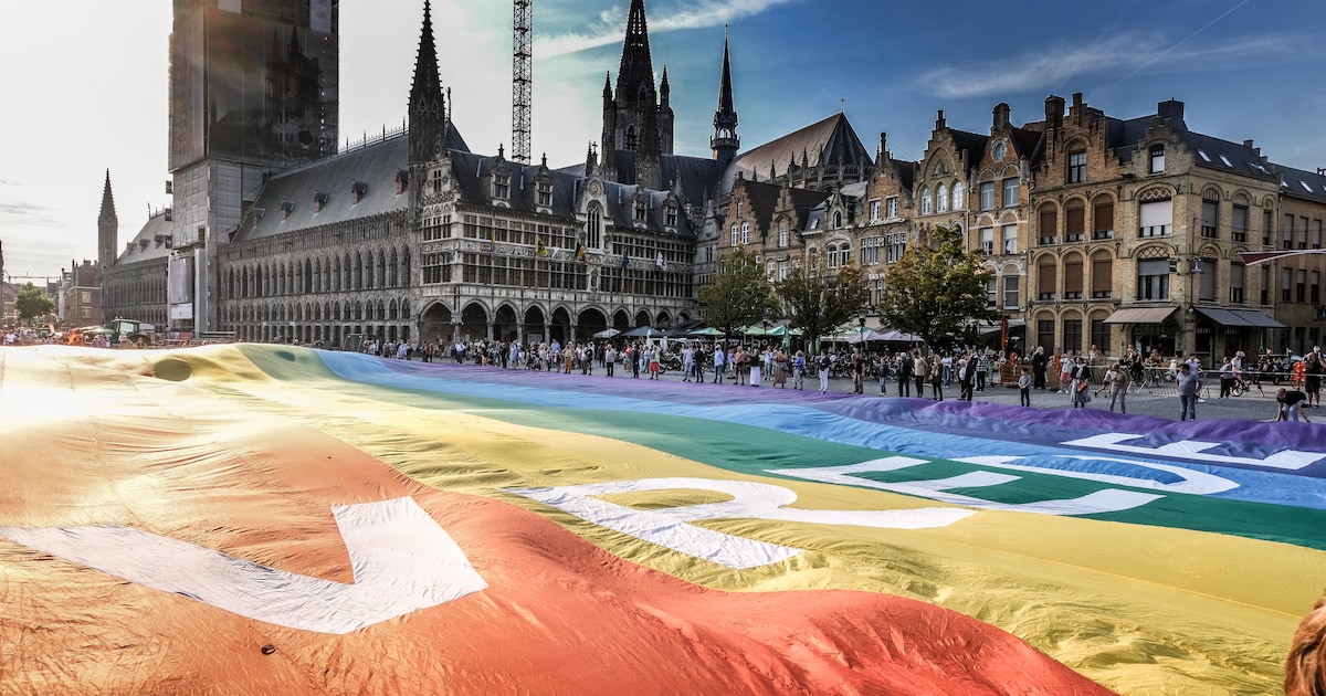 Ieper rolt Vredesvlag uit: dameskoor Belladonna zingt voor Moeders voor ...