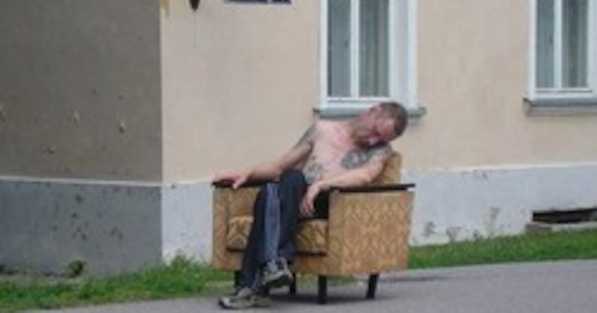 Zatte Rus valt slapend uit auto | Bizar | HLN.be