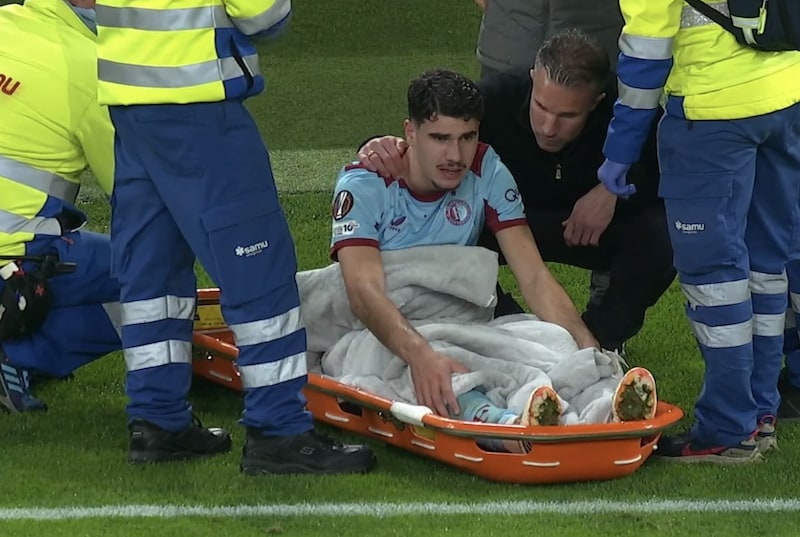 KIJK. Aangeslagen Robin van Persie ziet hoe eigen zoon zich zwaar ...