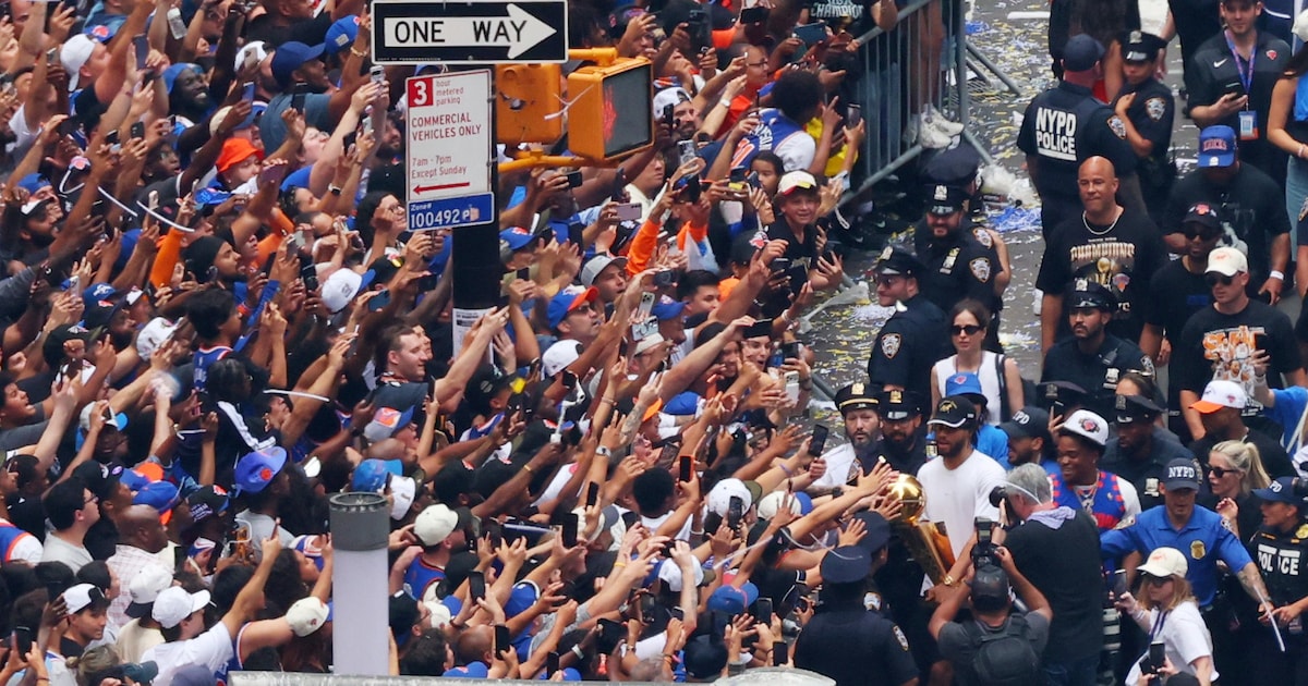Duizenden mensen op straat in New York om titel van Knicks te vieren ...