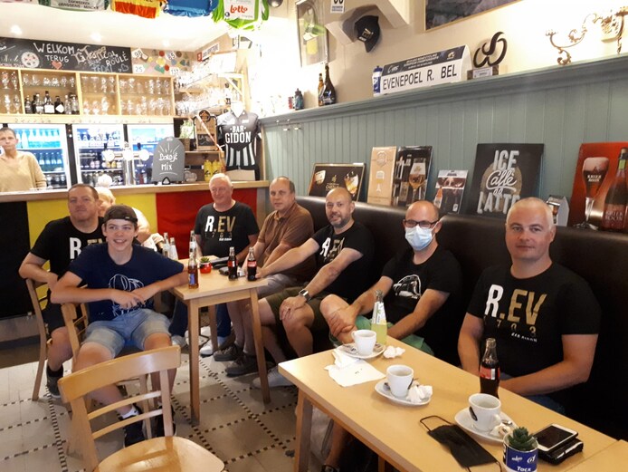Supportersclub Bar Gidon loopt al vroeg vol met fans Remco Evenepoel ...