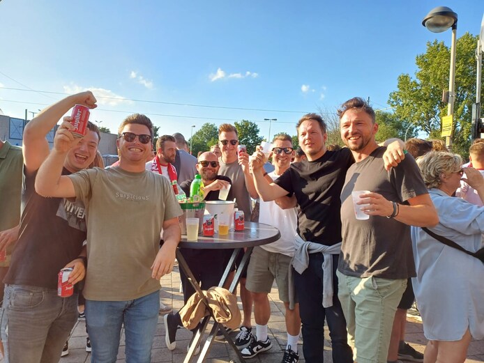 “Nerveus? We mogen al blij zijn dat we deze kans krijgen”: Antwerp-fans ...