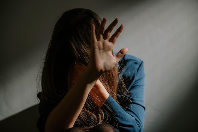 Partnergeweld na nachtje uit en verstek op rechtbank leveren man (29) 4 jaar effectieve celstraf ...