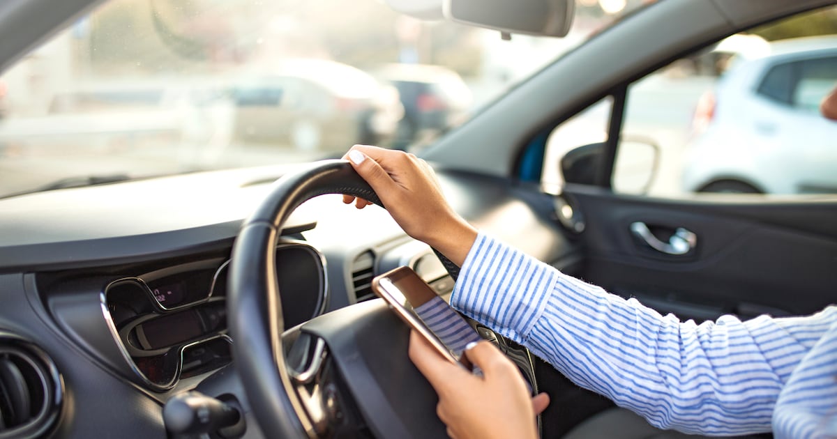 Smartphone achter het stuur: vanaf 1 januari 15 dagen rijbewijs kwijt ...