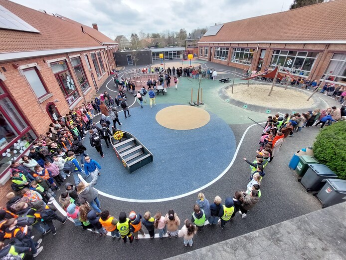 Leerlingen Veertjesplein stampen voor vrede | Lokeren | hln.be