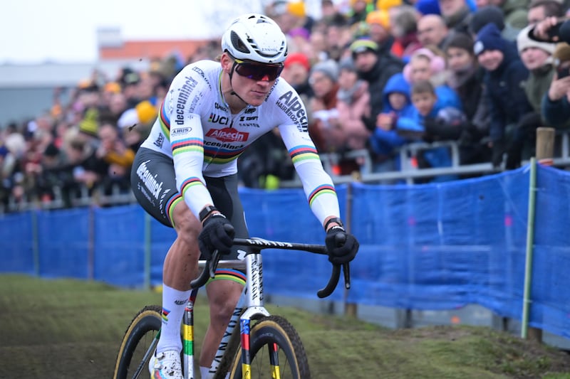 Pech voor Wout van Aert: lekke band fnuikt duel met Mathieu van der ...