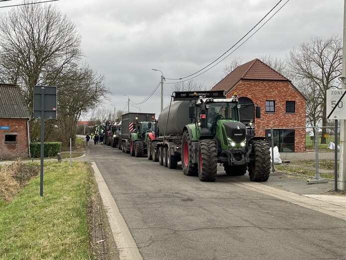 Boeren bezetten opritten van E17 en E34, landbouwer blokkeert per ongeluk ook uur lang ...
