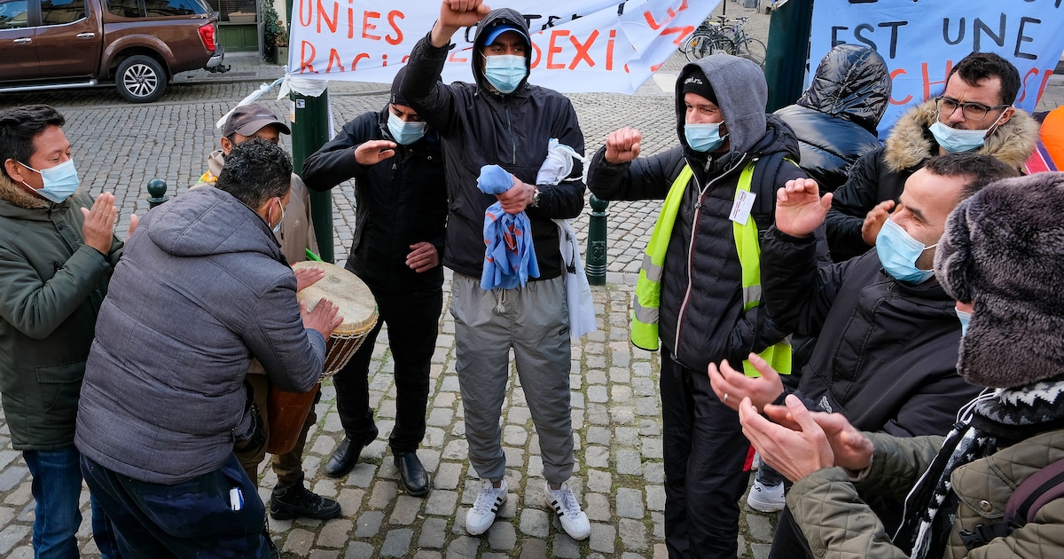 Sans-papiers voeren opnieuw actie aan de Begijnhofkerk om ...