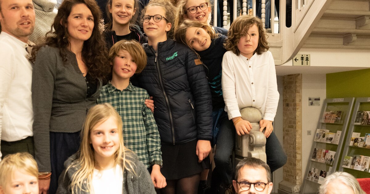 Fotografe laat bezoekers expo nadenken over smartphonegebruik | Regio ...