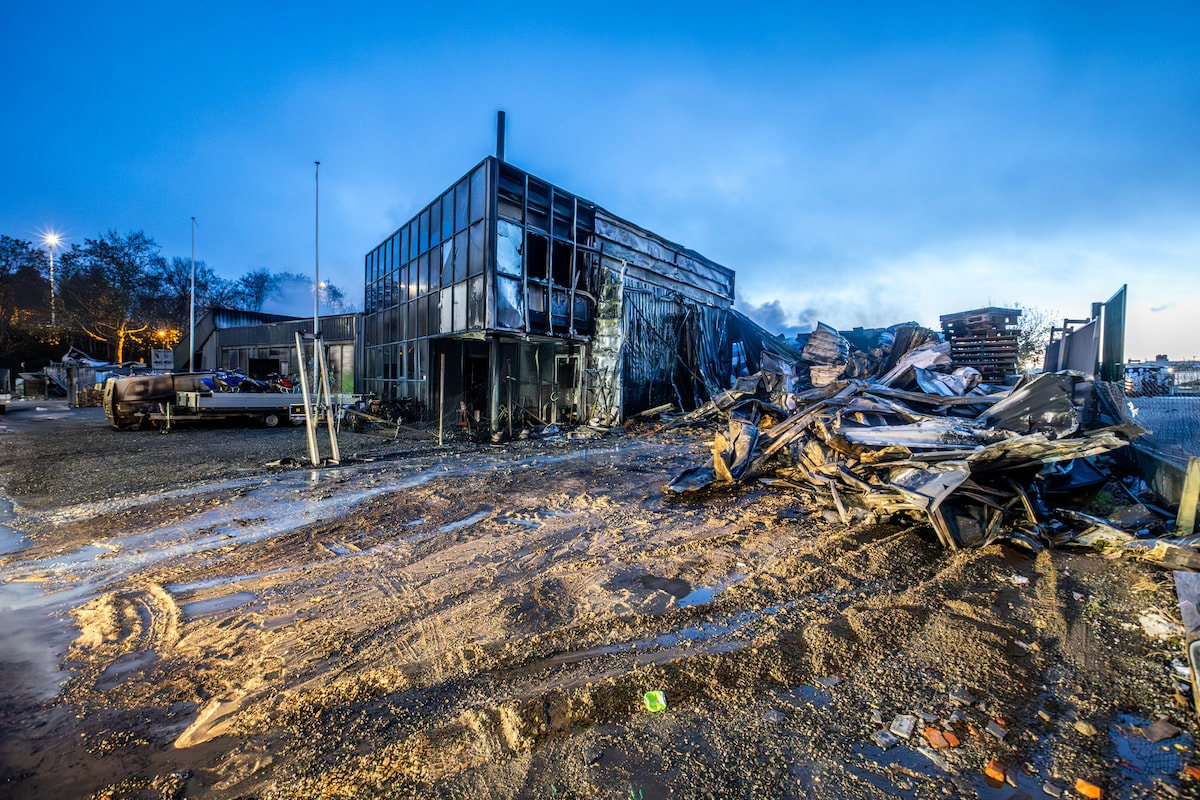 Bedrijf in Hasselt volledig verwoest door uitslaande brand | Hasselt ...