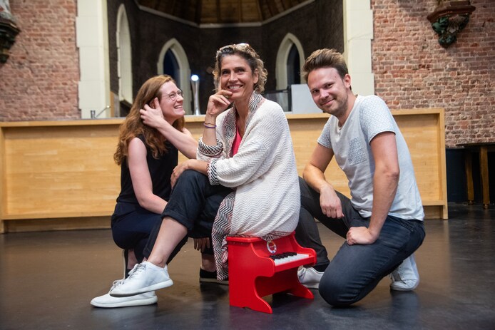 Toneelgezelschap strikt Joke Devynck als regisseur: “Haar ...