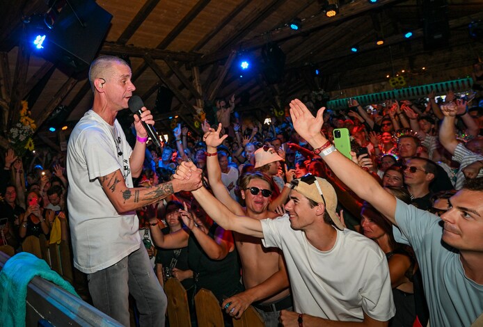 ‘Nonkel’ Sam Gooris geeft Liam Liébart vakantiejob als zijn tourmanager ...