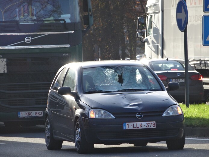 Voetgangster (21) opgeschept bij oversteken van drukke N76 | Genk | hln.be