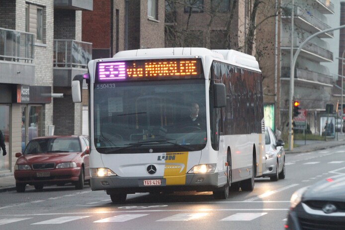 Extra en vroegere bussen nadat stadsbestuur overvolle bussen aankaart ...