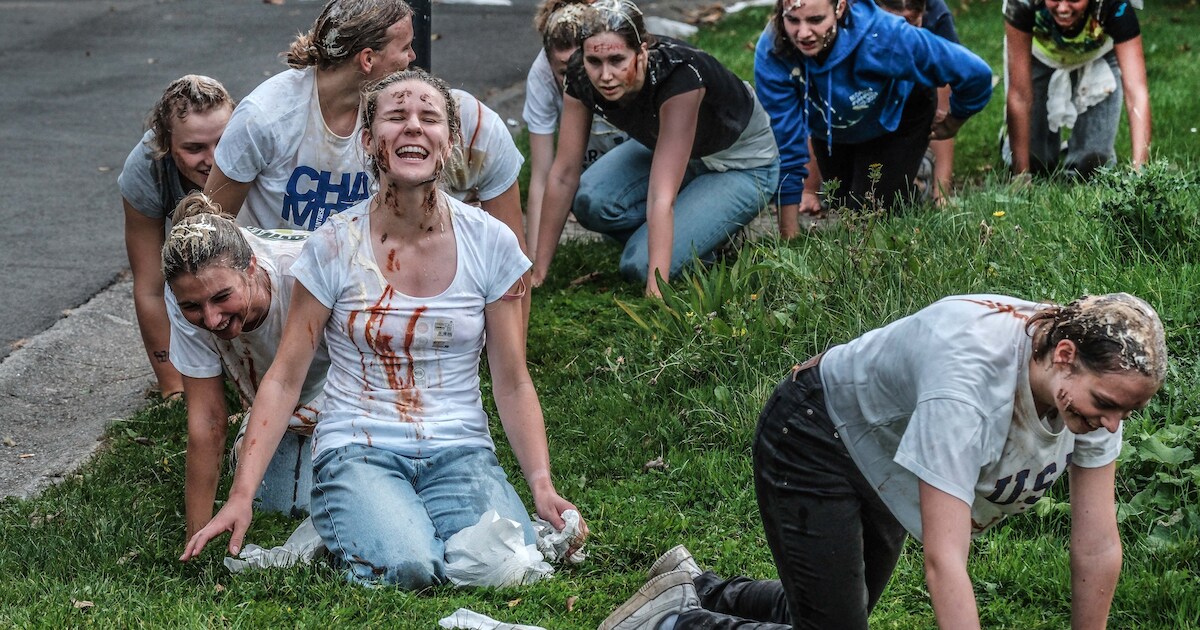 IN BEELD. Mayonaise, bloem… 180 schachten laten zich besmeuren tijdens studentendoop Kulak ...