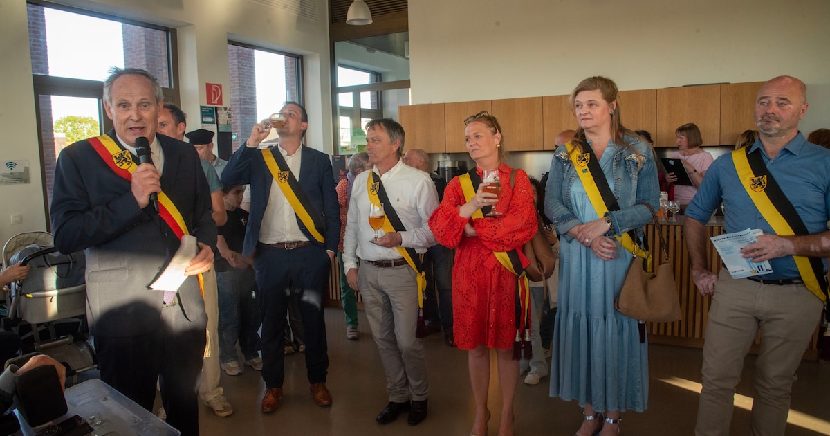 Nieuwe inwoners ontvangen op gemeentehuis aan Rode Heuvel | Regio | HLN.be