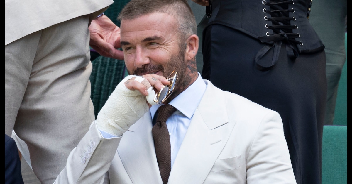 IN BEELD. David Beckham duikt na operatie op bij Wimbledon, met arm in ...