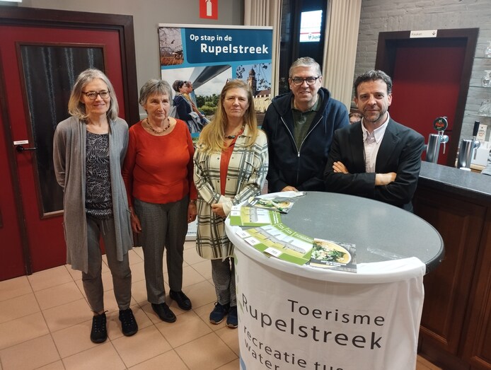 Winnaars van wandelzoektocht nemen prijs in ontvangst | Mechelen | hln.be