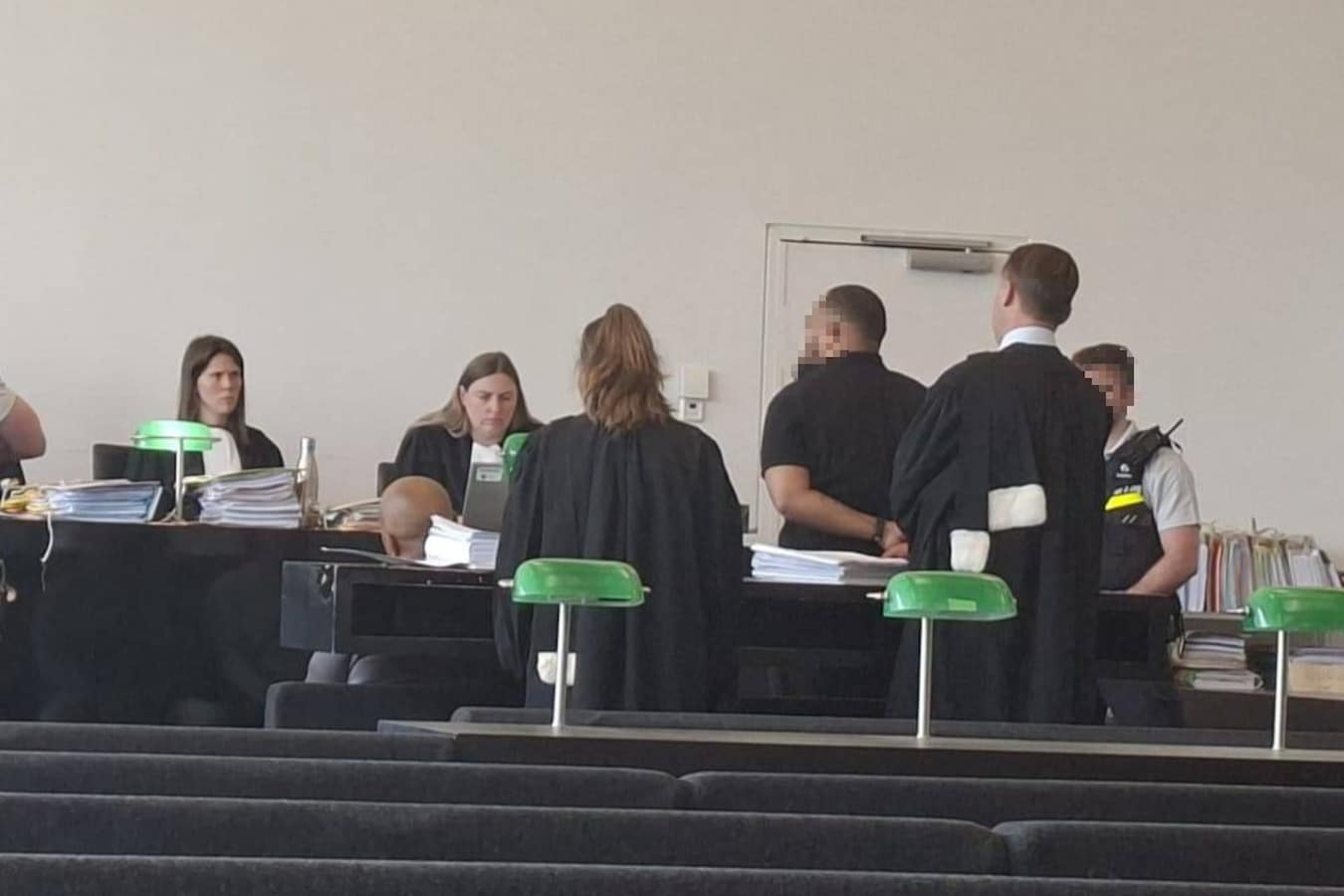 Drugsuithalers vermommen zich als havenarbeiders en spreken in McDonald ...
