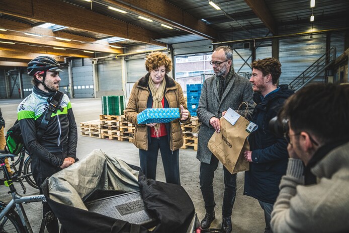 Cargo Velo levert 60.000ste e-commerce-pakje in Gent, minster De Sutter ...