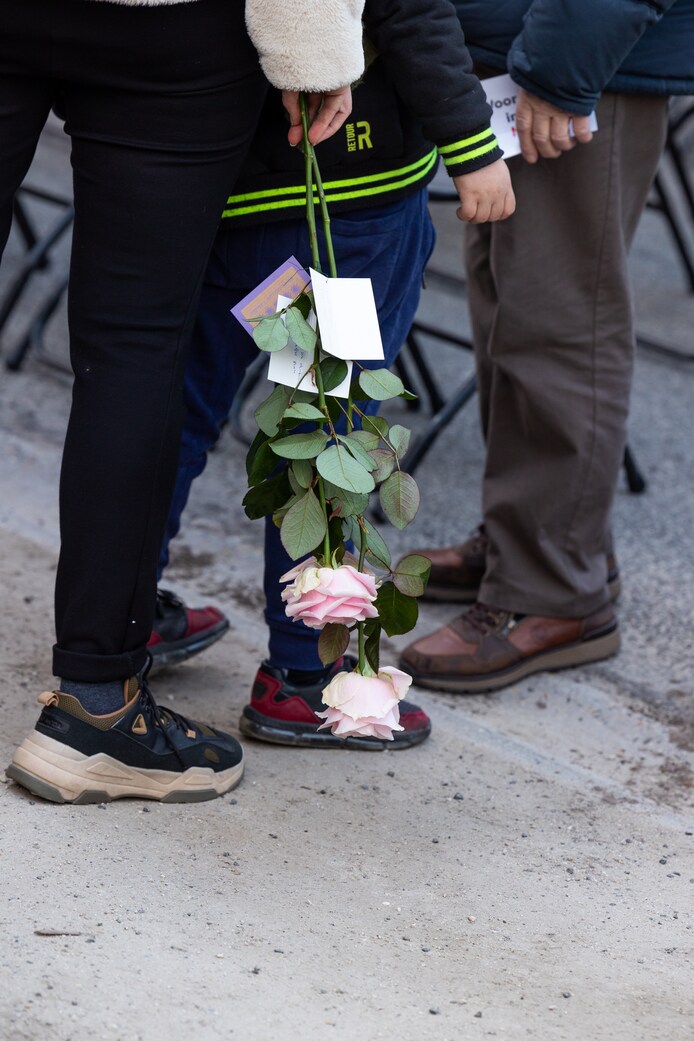 Pakkend herdenkingsmoment bij basisschool ‘t Stekske voor busramp in ...