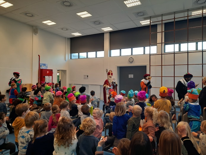 Sint Maarten en zijn muzikale roetpieten komen op bezoek in basisschool De Bron | Lievegem | hln.be