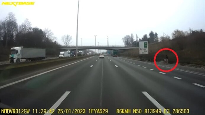 KIJK.Fietser neemt kortste weg: beelden tonen hoe man op pechstrook E17 ...