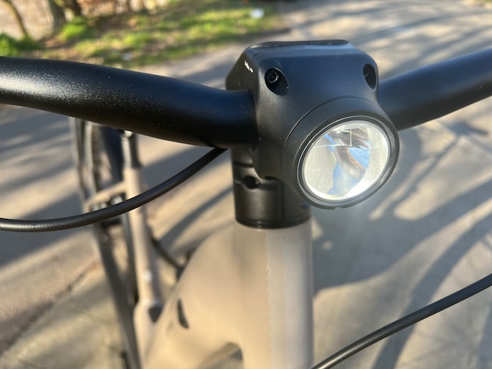 Onze fietsexpert rijdt met de eerste premium e-bike van Decathlon ...
