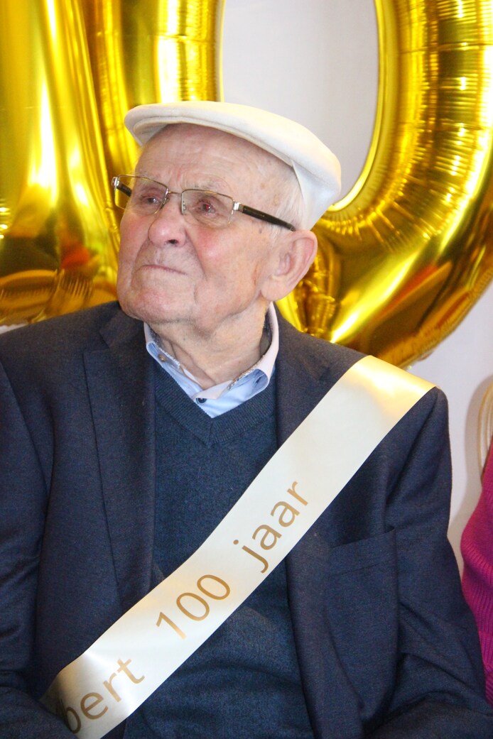 Albert blies 100 verjaardagskaarsen uit: “Geven, toegeven, vergeven en ...