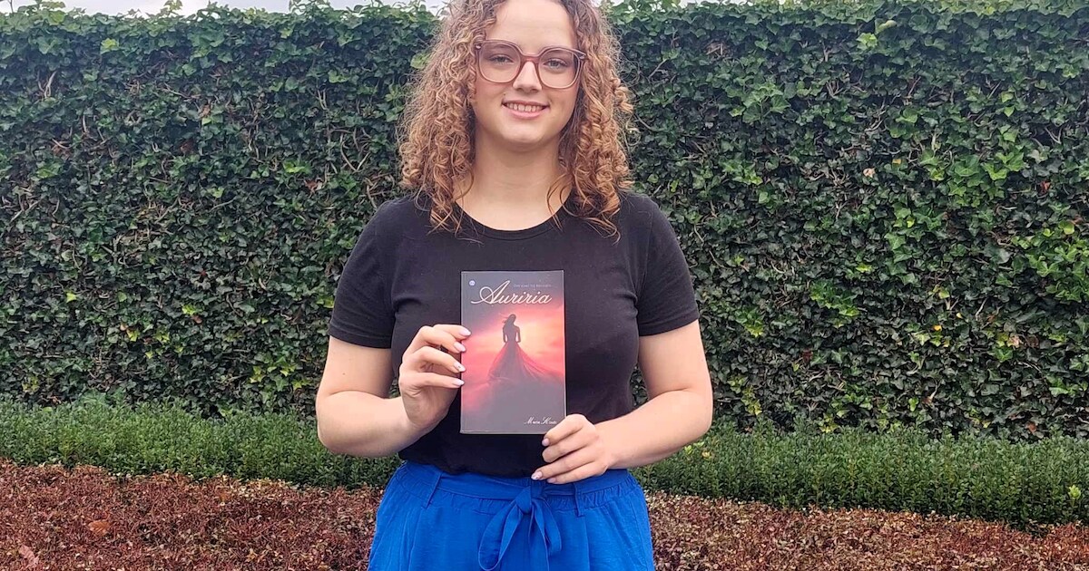 Gehoorproblemen houden Marie (18) niet tegen om roman te schrijven ...
