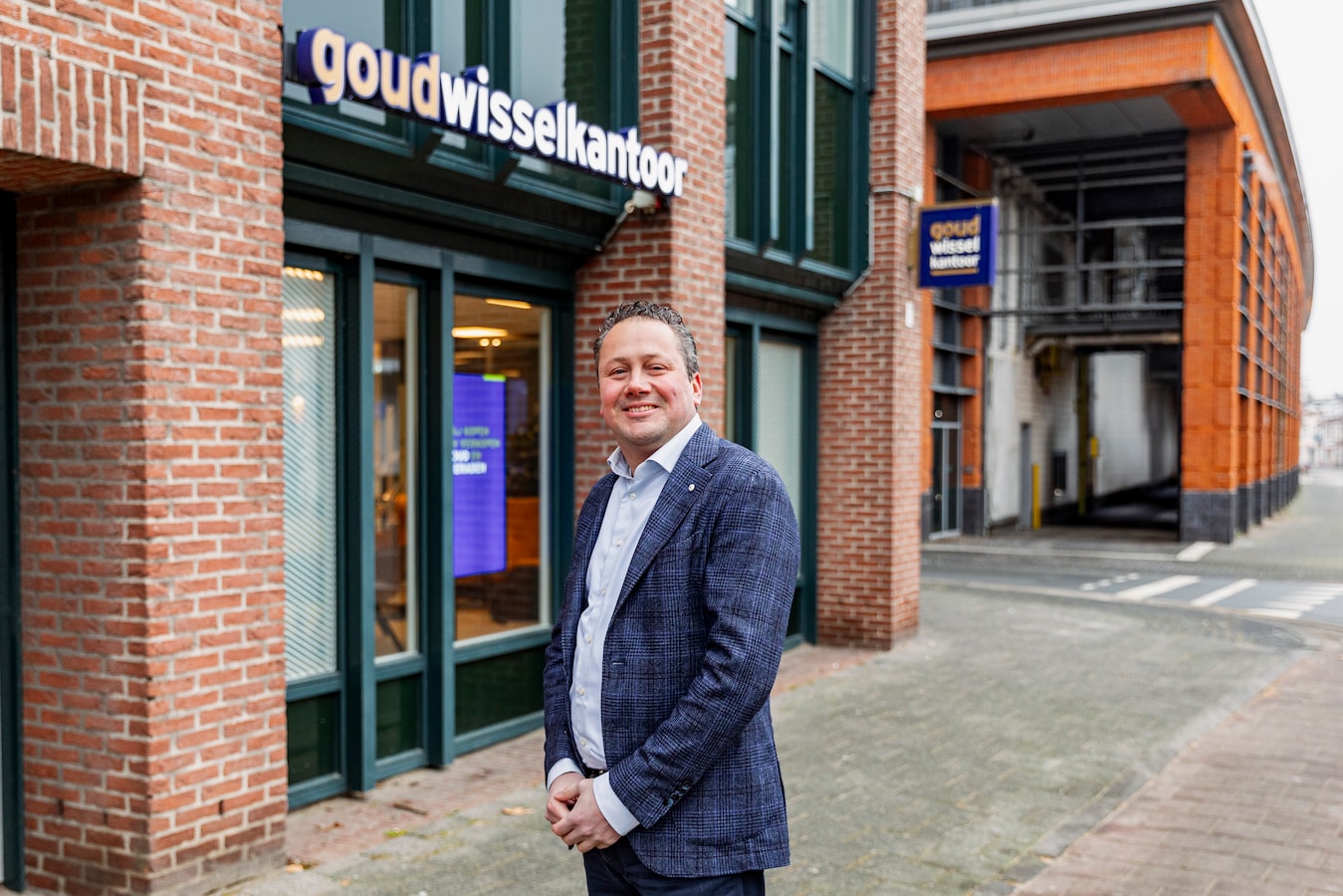 Bij het Goudwisselkantoor zijn je gouden tanden en je zilveren bestek ...