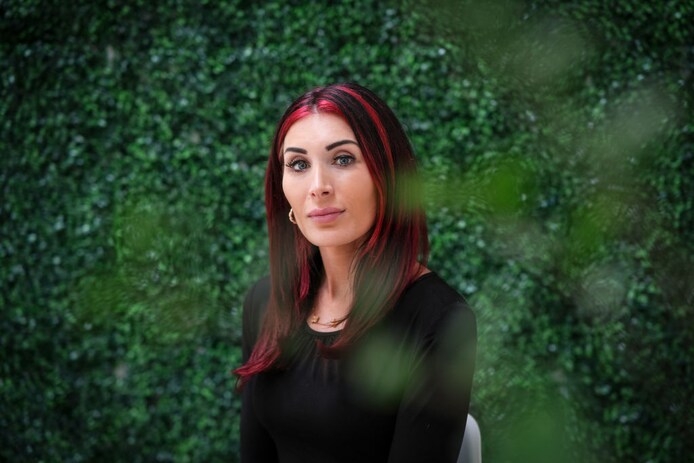 Wie is Laura Loomer (31), de extreemrechtse complotdenker die samen met ...