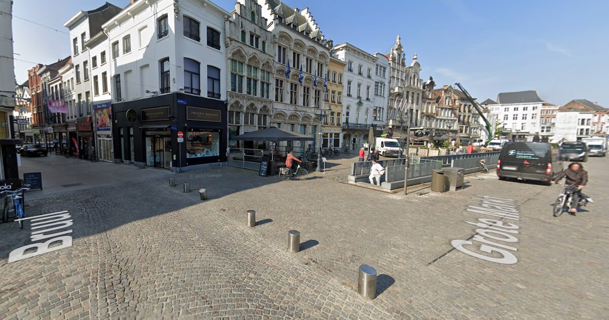Chauffeur maakt rechtsomkeer op Grote Markt en rijdt Bruul in: “De ...