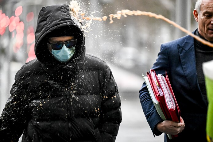 Sven Pichal krijgt 3 jaar cel met uitstel en wordt besproeid met urine ...