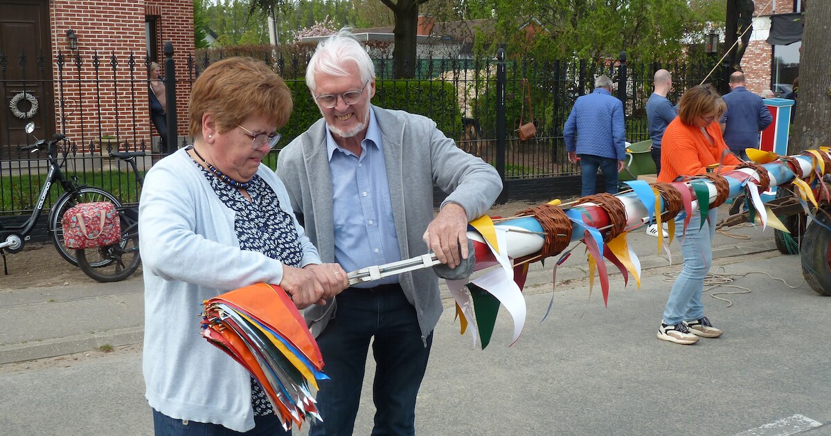 Gilde van het Heilig Kruis plant meiboom | Waasmunster | HLN.be