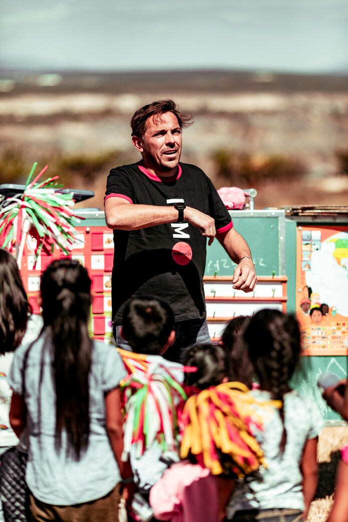 #DUWMEE: 400 wandelaars laten zich sponsoren voor twintig jaar Mobile School | Leuven | hln.be