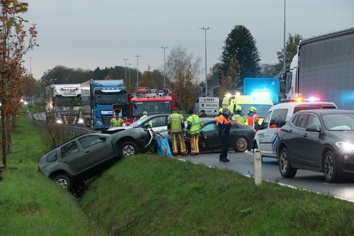Wagen in gracht na frontale botsing op N41 | Temse | hln.be
