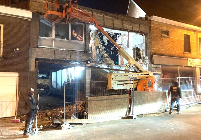 Afbraak loopt mis: voorgevel van pand ingestort in Staden | Staden | hln.be