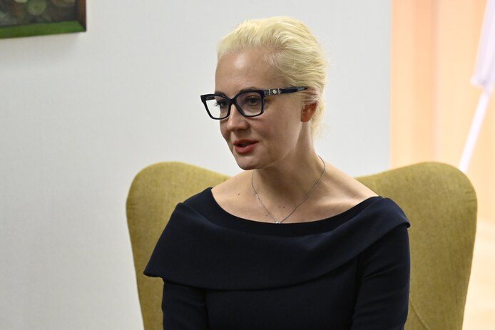 Weduwe Navalny geeft voor het eerst sinds zijn dood interview: “Het duurde vijf seconden voordat ...