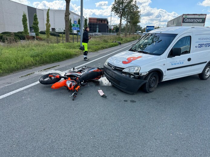 Motorrijder gewond na aanrijding op kruispunt aan Keukens van Moerzeke | Hamme | hln.be