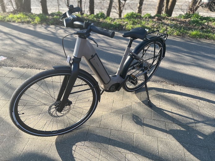Onze fietsexpert rijdt met de eerste premium e-bike van Decathlon ...